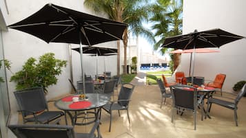 Pequeno-almoço tipo buffet diário (9.00 EUR por pessoa)