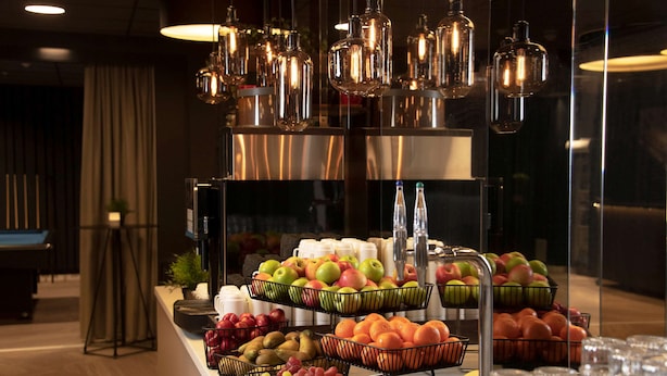 Disposição de buffet com diversas frutas e bebidas.