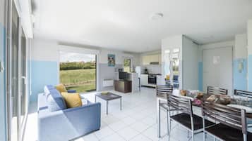 Villa, 3 quartos (for 8 people) | Sala de estar | Televisor de ecrã plano de 100 cm com canais via satélite, televisor