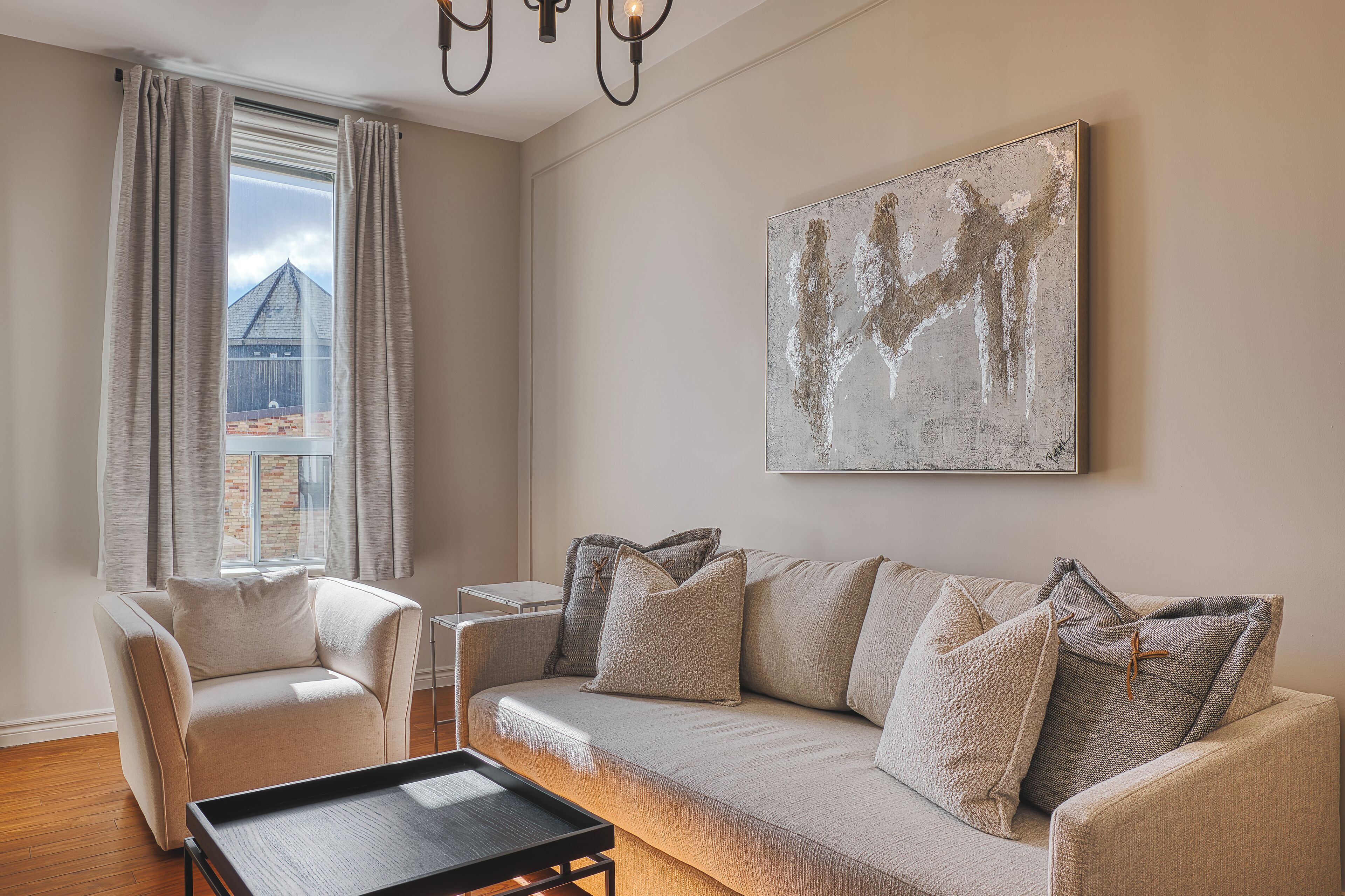 Suíte júnior, 1 cama Queen e sofá-cama, para não fumantes, banheiro privativo | Individualmente decorados, cortinas blackout