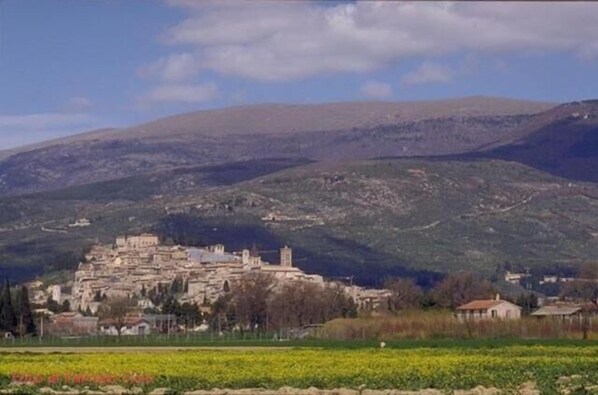 Paisagem montanhosa com uma cidade histórica aninhada no vale.