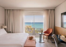 Deluxe Room Frontal Sea View | Frigobar, Wi-Fi de cortesia, roupa de cama