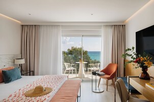 Quarto superior, vista para o mar | Frigobar, Wi-Fi de cortesia, roupa de cama