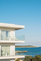 Suíte júnior, vista para o mar | Frigobar, Wi-Fi de cortesia, roupa de cama