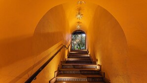 Uma escadaria com degraus ricamente decorados e um candelabro em formato de estrela no topo.