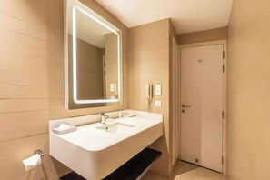 Suite Executiva, 1 quarto | Casa de banho | Um polibã, um chuveiro fixo, artigos de higiene pessoal grátis 