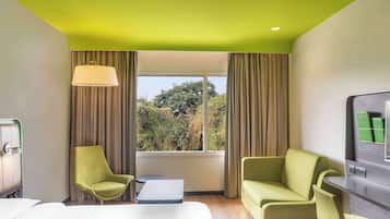 Quarto Deluxe | Minibar, cofre no quarto, secretária, cortinas/cortinados opacos