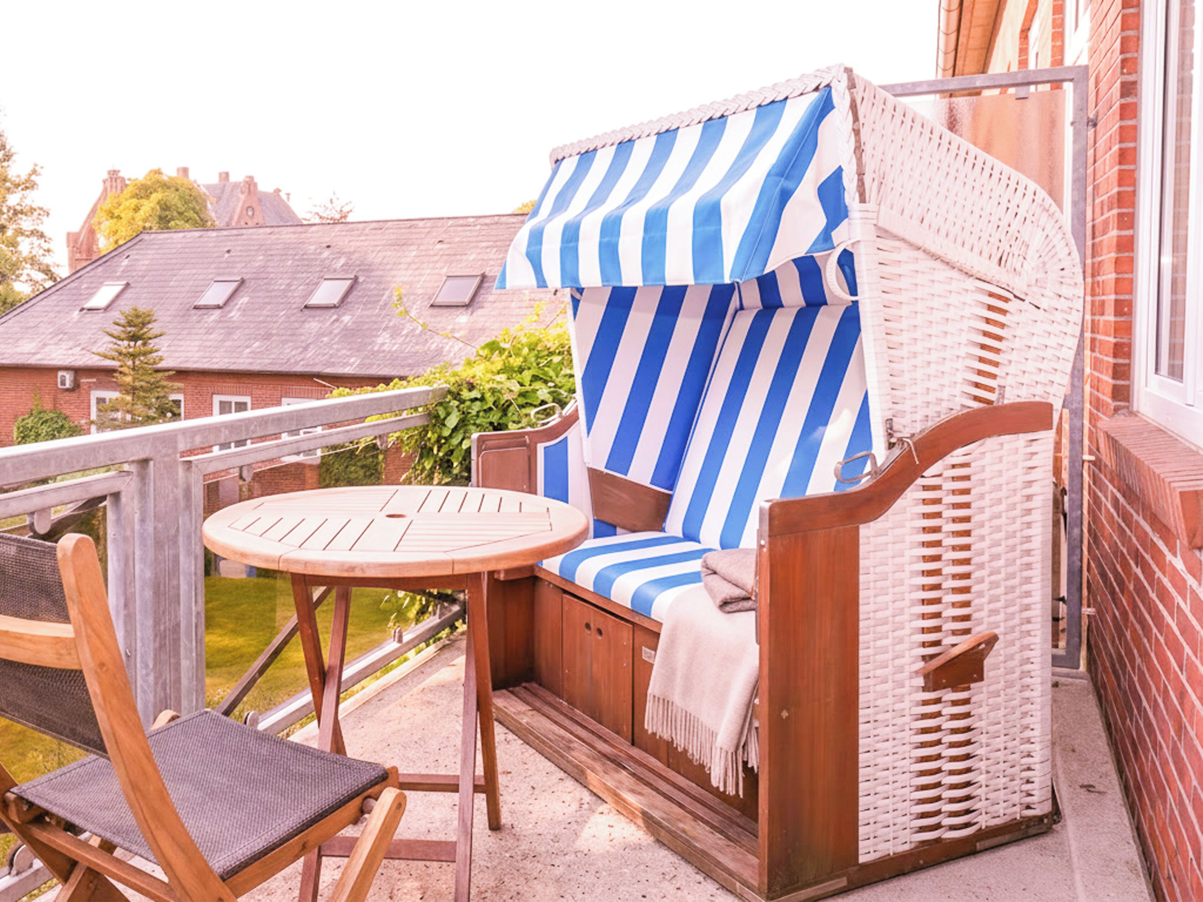 Das Luftige mit Balkon | Roupas de cama antialérgicas, cofres nos quartos, escrivaninha