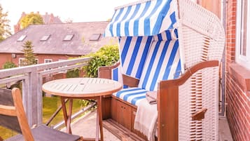 Das Luftige mit Balkon | Roupas de cama antialérgicas, cofres nos quartos, escrivaninha