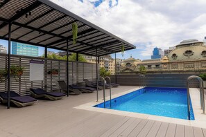Piscina externa, funciona das 10h às 20h, barracas de cortesia