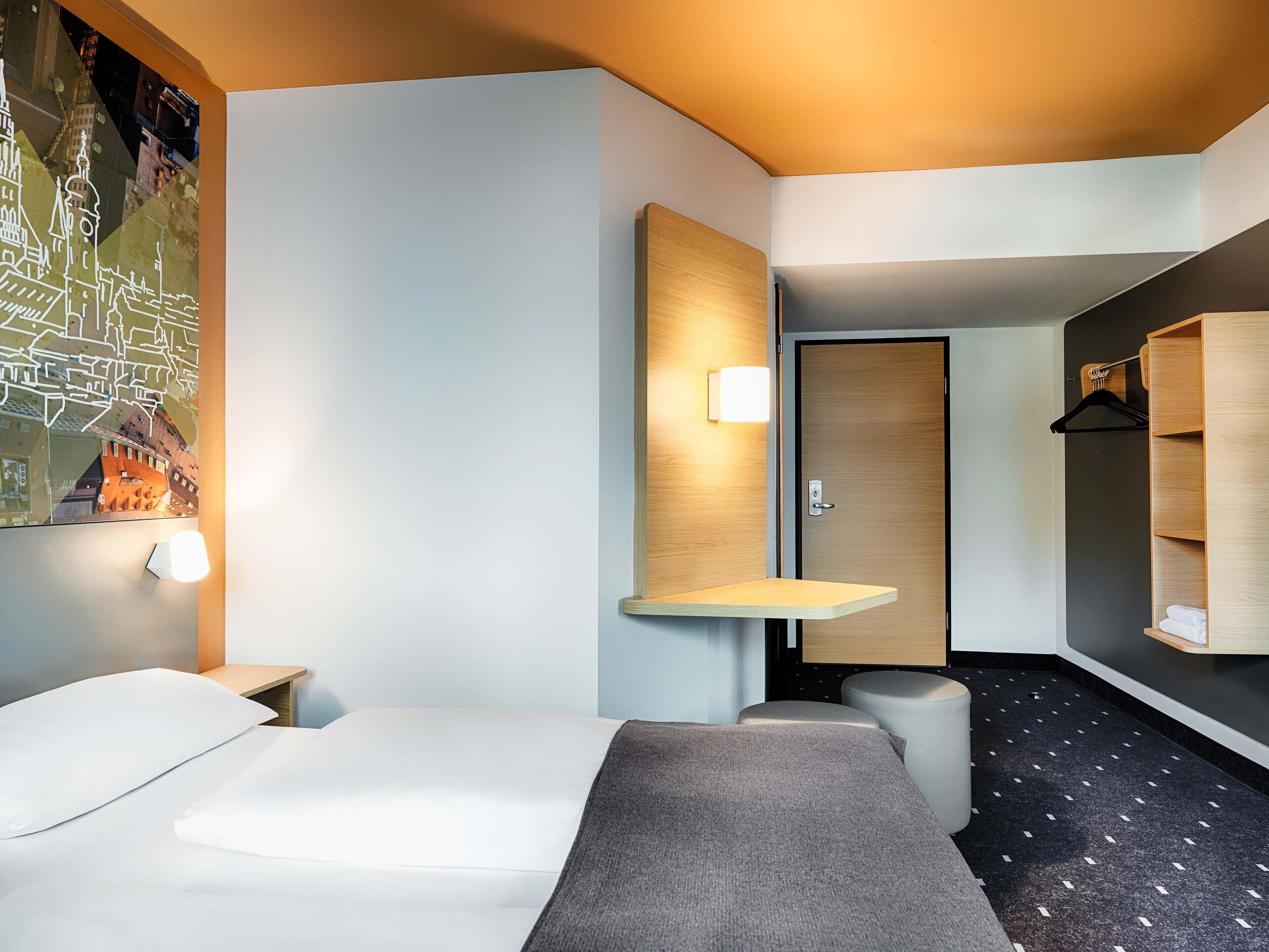 Quarto casal | Roupas de cama antialérgicas, cofres nos quartos, escrivaninha