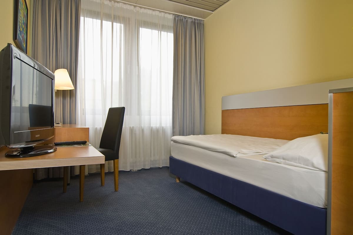 Quarto solteiro empresarial | Roupas de cama antialérgicas, cofres nos quartos, escrivaninha