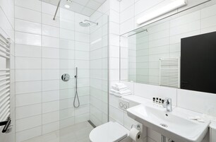 Quarto Duplo ou Twin Superior, vista para a montanha | Casa de banho | Toalhas fornecidas 