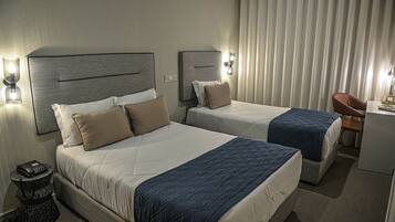 Quarto Triplo Standard | Cortinas/cortinados opacos, Wi-fi grátis, roupa de cama fornecida