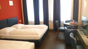 Quarto triplo | Frigobar, cofres nos quartos, escrivaninha, cortinas blackout
