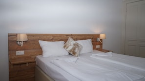 Quarto casal ou duplo básico | Cofres nos quartos, individualmente decorados