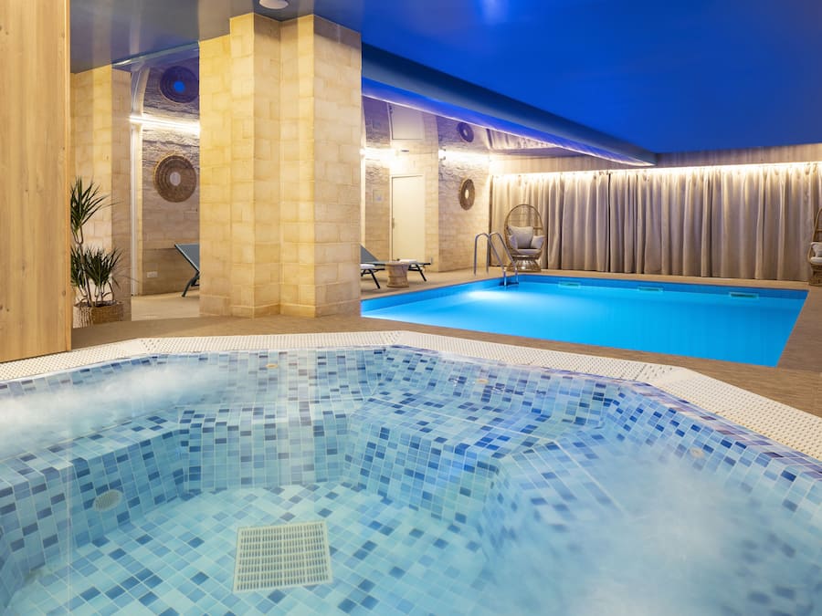 Banheira de hidromassagem interior