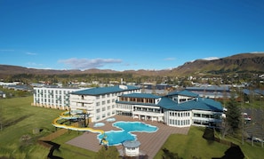 Piscina externa, piscina aquecida, espreguiçadeiras