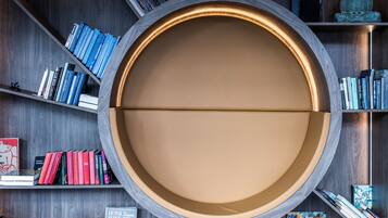 Uma área de leitura circular com estantes de livros em ambos os lados.