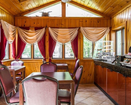 Zona de pequenos-almoços. Rodeway Inn & Suites Brunswick near Hwy 1