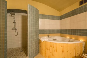 Banheira de hidromassagem interior