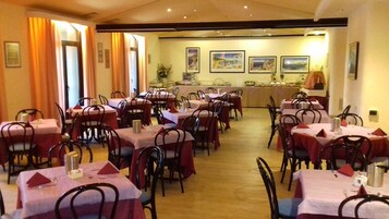 Pequeno-almoço tipo buffet incluído 