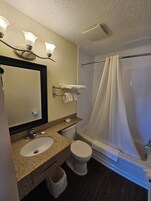 Quarto standard, 2 camas Queen | Banheiro | Chuveiro/banheira combinados, produtos de toalete grátis