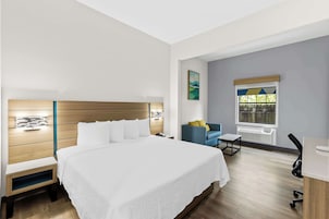 Quarto, 1 cama king-size | Lençóis de algodão egípcio, camas de colchão pillowtop, minibar