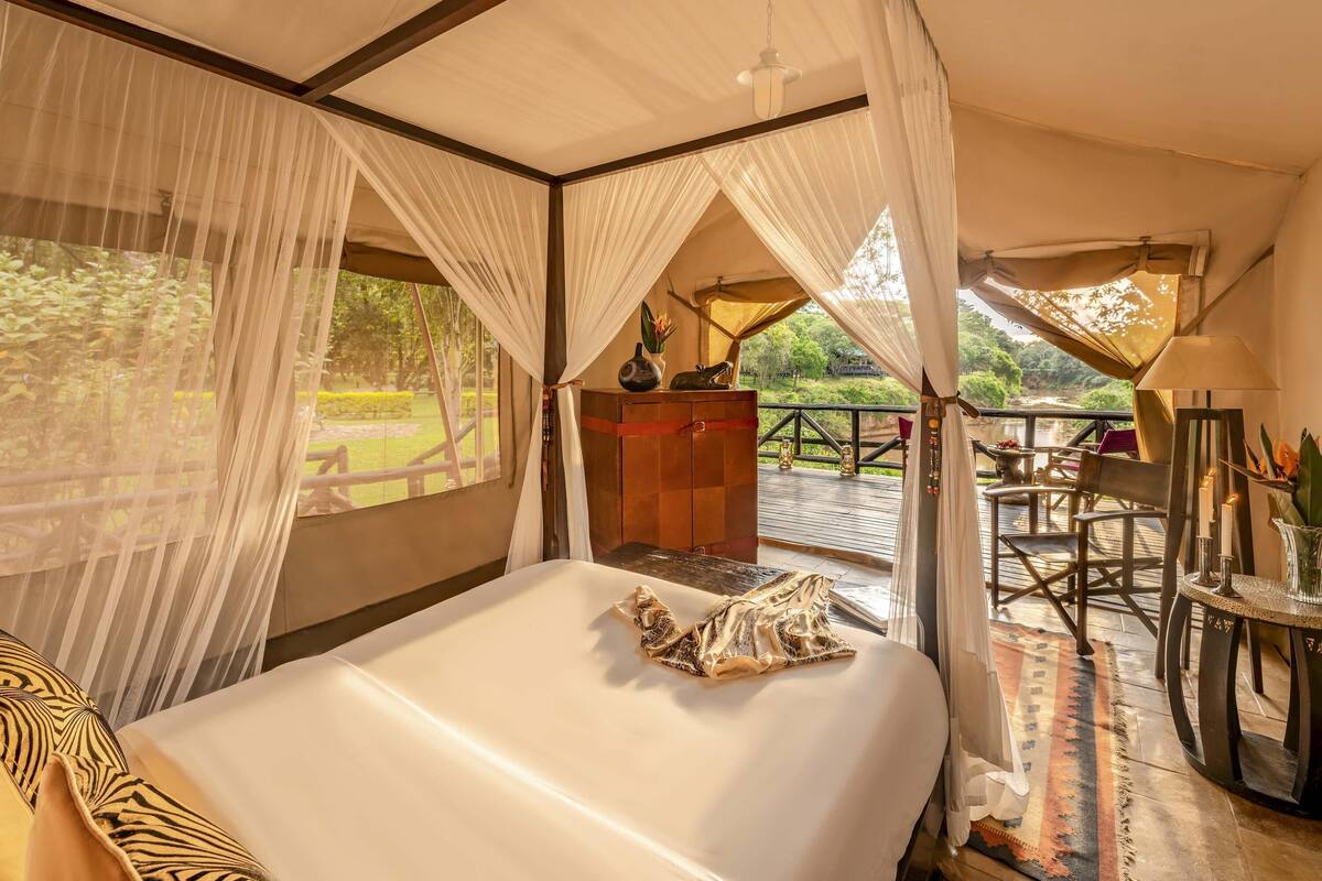 Quarto, 1 cama queen-size (Riverfront Tent with Queen Bed) | Camas de colchão pillowtop, minibar, cofre com capacidade para portátil 