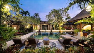 2 piscinas exteriores, da(s) 7:00 à(s) 22:00, guarda-sóis