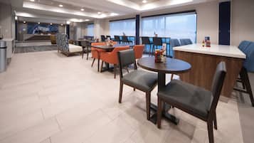 Café da manhã com buffet grátis todos os dias