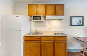 Estúdio Standard, 2 camas queen-size, não fumadores, frigorífico e micro-ondas | Cozinha privada | Um frigorífico, um micro-ondas, uma placa de cozinha, Congelador
