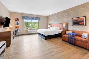 Estúdio, 1 cama king-size, frigorífico | Cofre no quarto, ferro/tábua de engomar, berços/camas para crianças