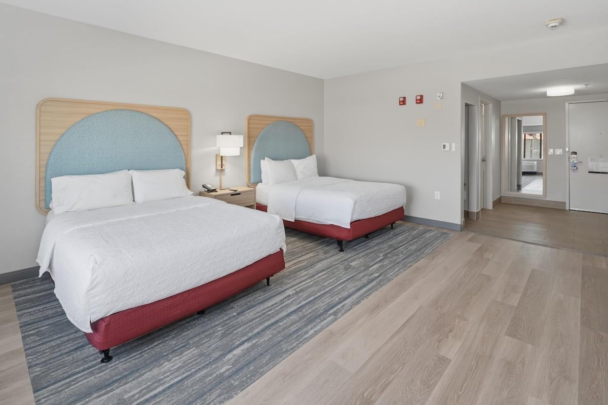 Duas camas Casal, Não-fumante, Acessível (Tub) | Roupas de cama premium, cofres nos quartos, escrivaninha