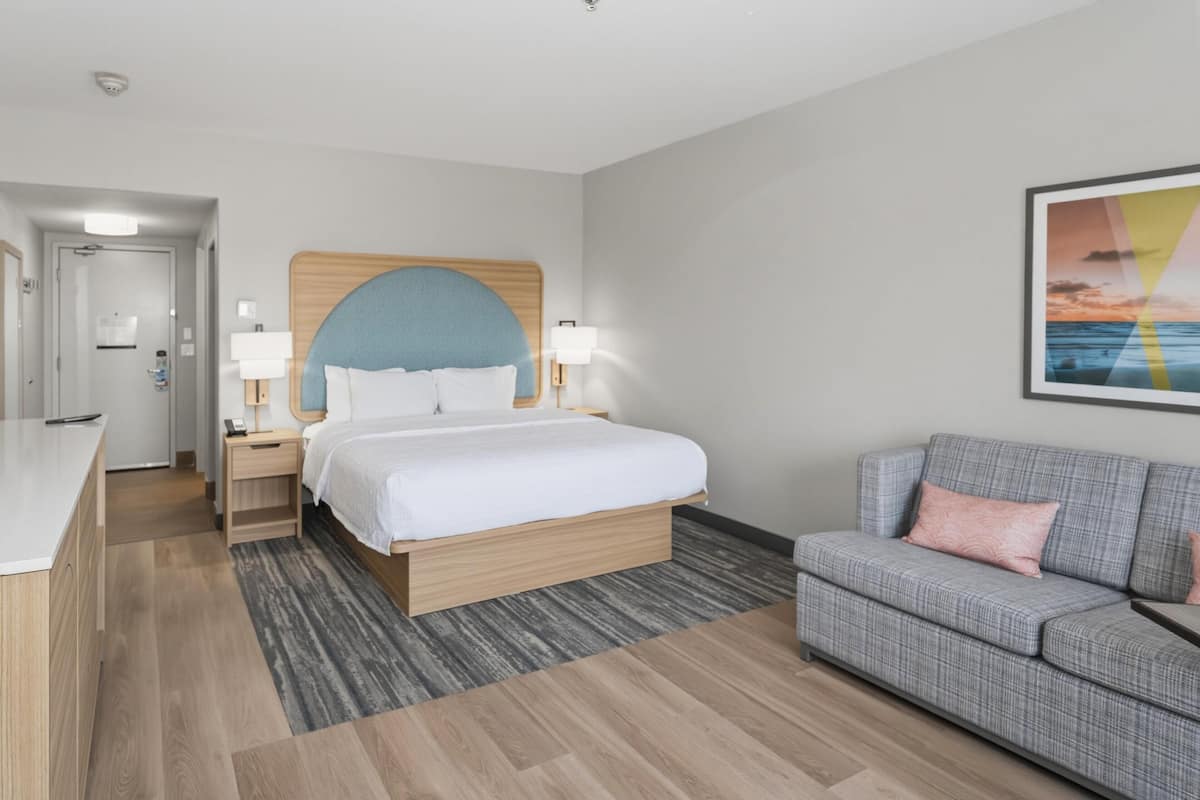 Quarto standard | Área de estar | TV de tela plana 37 polegadas com canais digitais, TV