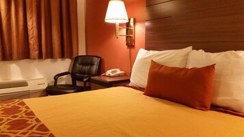 Quarto Standard, 1 cama queen-size | Secretária, secretária adequada para computadores portáteis 