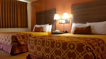 Quarto standard, 2 camas Queen | Escrivaninha, espaço de trabalho para notebook, cortinas blackout