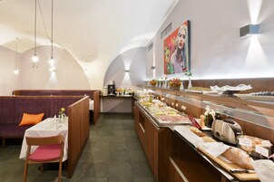 Um restaurante com buffet, área de estar e uma pintura na parede.