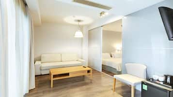 Roupa de alta qualidade, edredões de penas, minibar, cofre no quarto