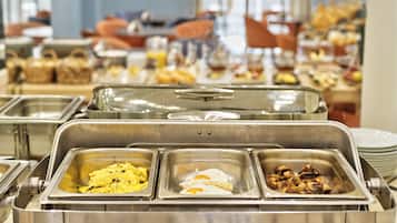 Pequeno-almoço tipo buffet diário (9 EUR por pessoa)