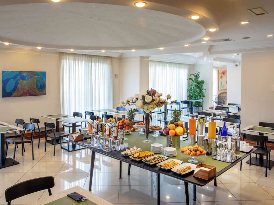 Pequeno-almoço nos dias úteis (12 EUR por pessoa)