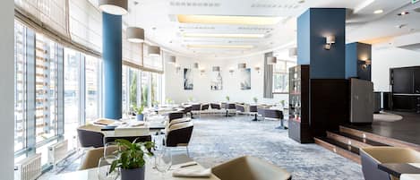 Almoços e jantares servidos, incluindo cozinha europeia moderna