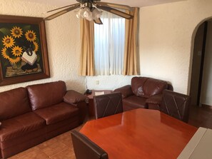 Quarto Familiar | Roupa de alta qualidade, secretária 