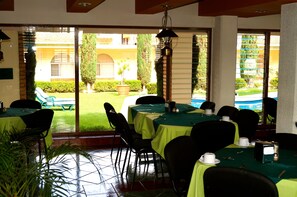 Pequenos-almoços, almoços, jantares servidos, junto à piscina 