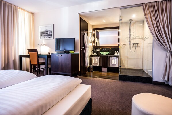 Roupa hipoalergénica, cofre com capacidade para portátil, secretária 