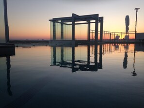 Piscina exterior, guarda-sóis, espreguiçadeiras