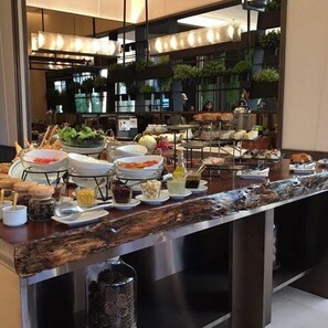 Café da manhã com buffet todos os dias (THB 450 por pessoa)