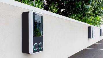 Uma garagem de estacionamento com parquímetros automatizados.