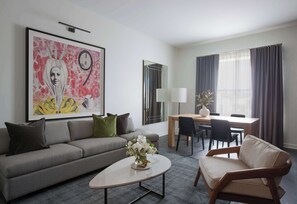 Andaz Extra Large Loft Suite | Roupas de cama premium, cofres nos quartos, escrivaninha