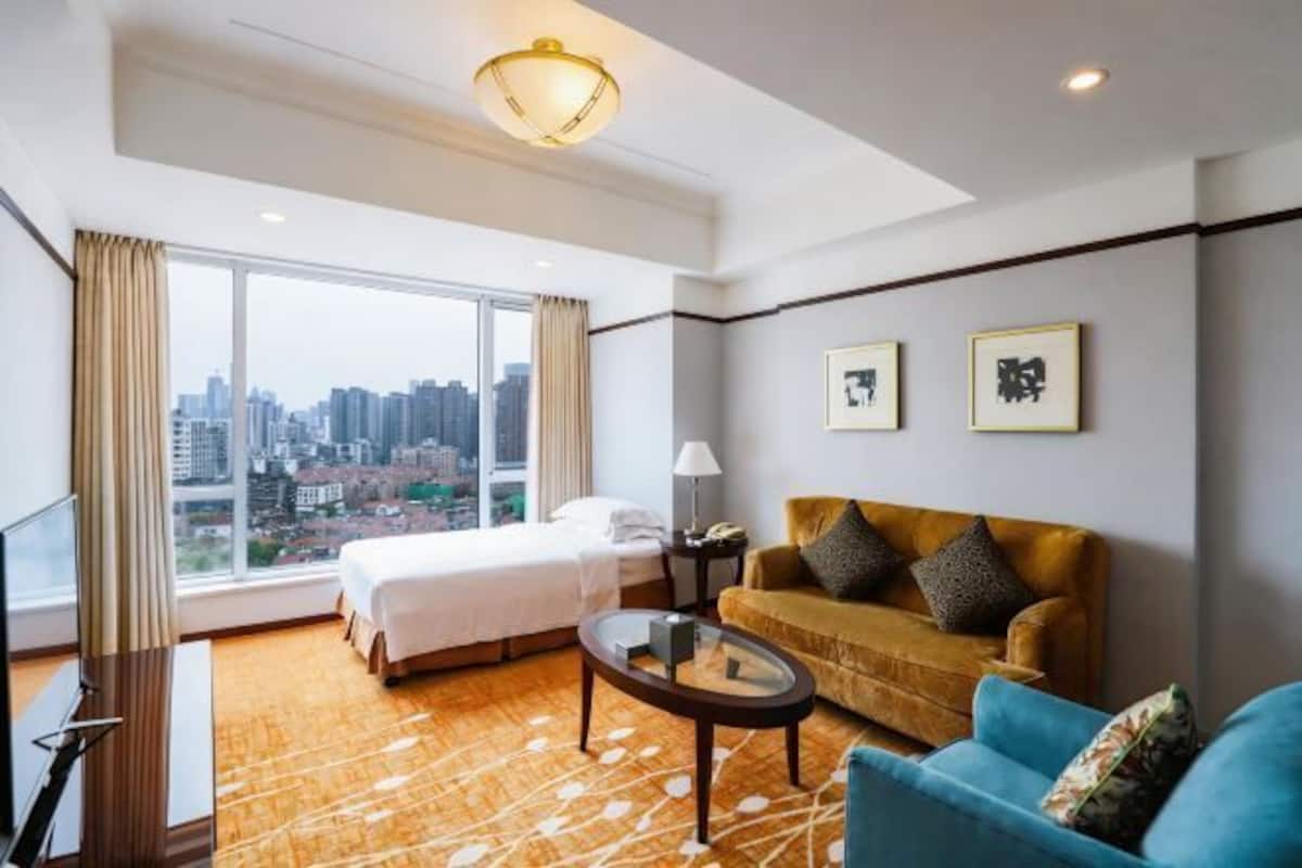 Frigobar, escrivaninha, cortinas blackout, quartos à prova de som